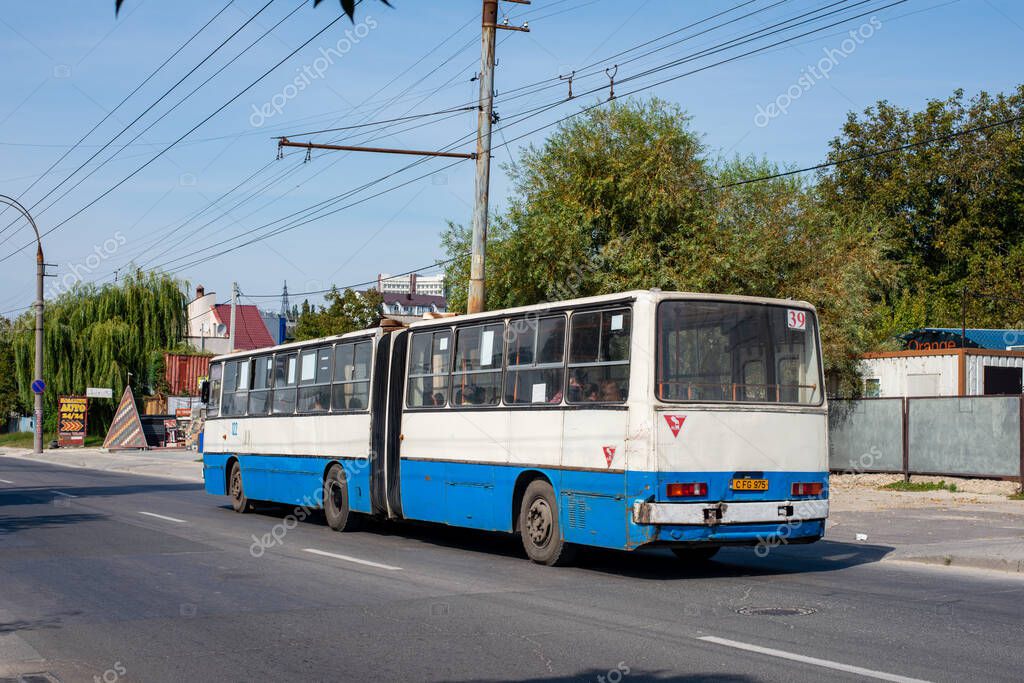 CHISINAU, MOLDOVA - 12 de septiembre de 2021. Autobús Ikarus 280 # 122 ...