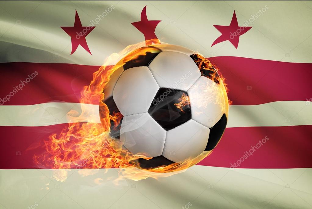 Balón de fútbol con la bandera en la serie de fondo - distrito de ...
