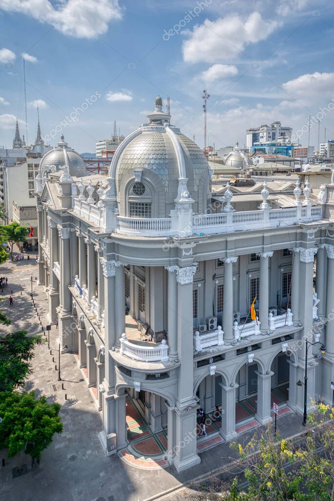 Guayaquil, Guayas, Ecuador - Noviembre, 2013: Vista alta del hermoso edificio del Municipio ...