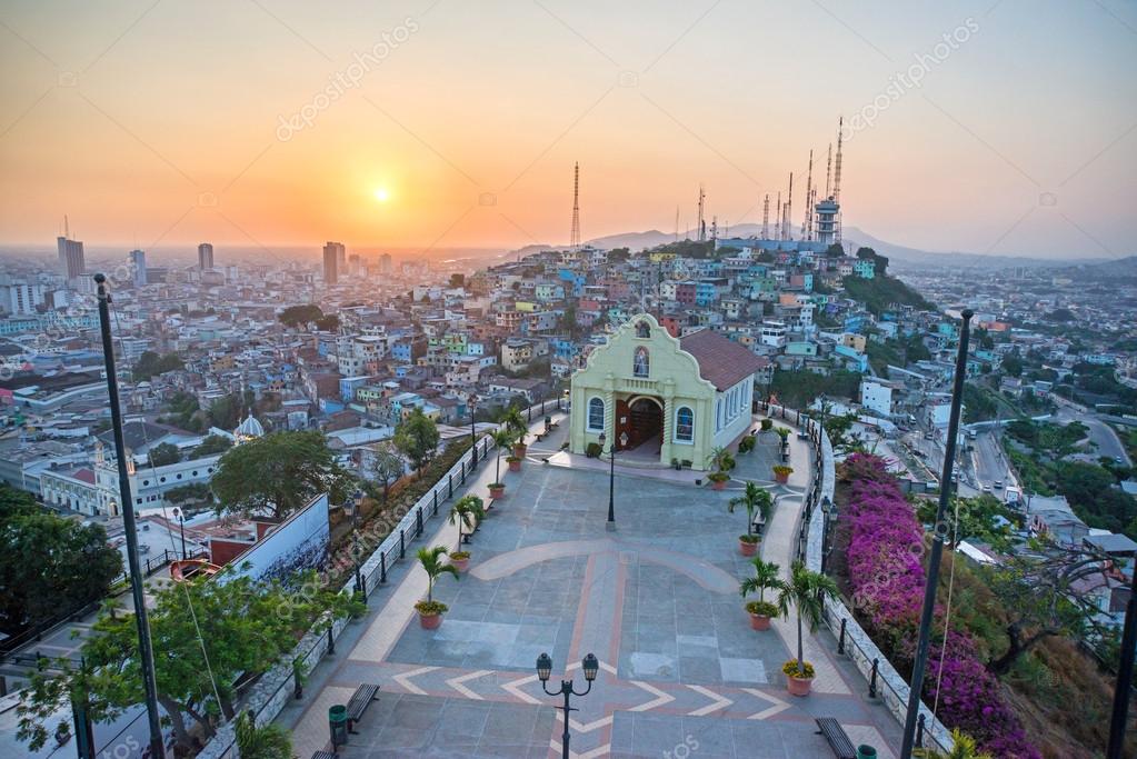 Vista alta de una pequeña capilla y la ciudad de Guayaquil, Ecuador ...