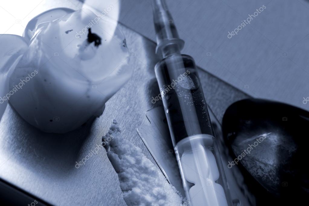 Varios artículos utilizados en el consumo de drogas inyectables. Primer ...