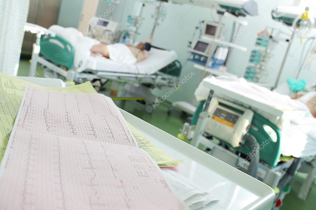 Primer plano del ECG sobre los antecedentes de los pacientes en ...