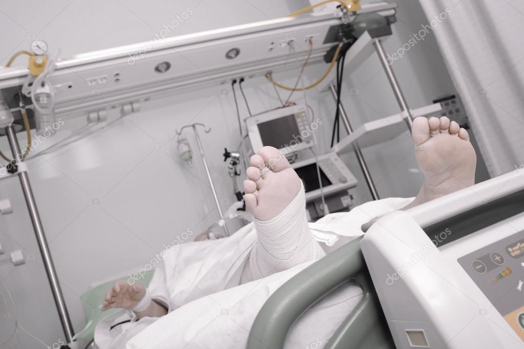 Agonía del paciente moribundo en el hospital — Foto de stock © sudok1 ...