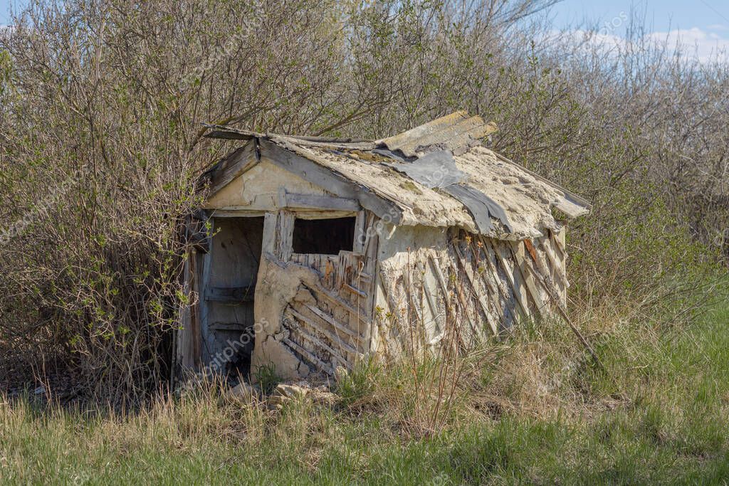 una vieja casita abandonada en un pueblo, un granero de madera, una choza sin ventanas ni ...