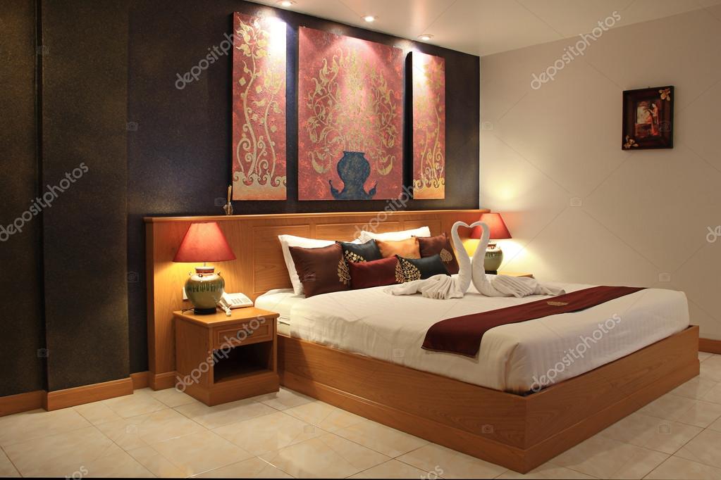 Hermosa cama en el entorno tradicional tailandés 2023