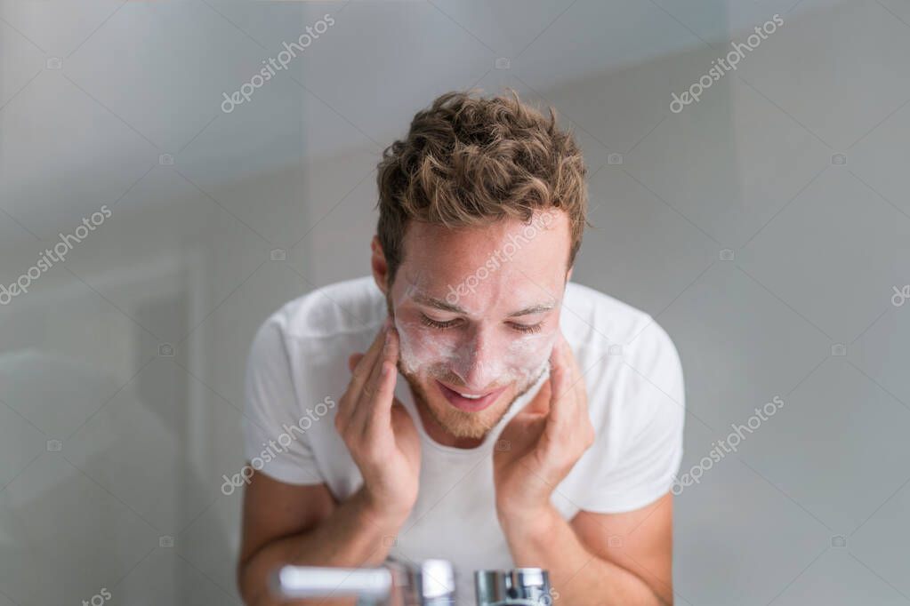 Hombre Lavando La Cara Con Limpiador Facial Jab N De Lavado Facial En