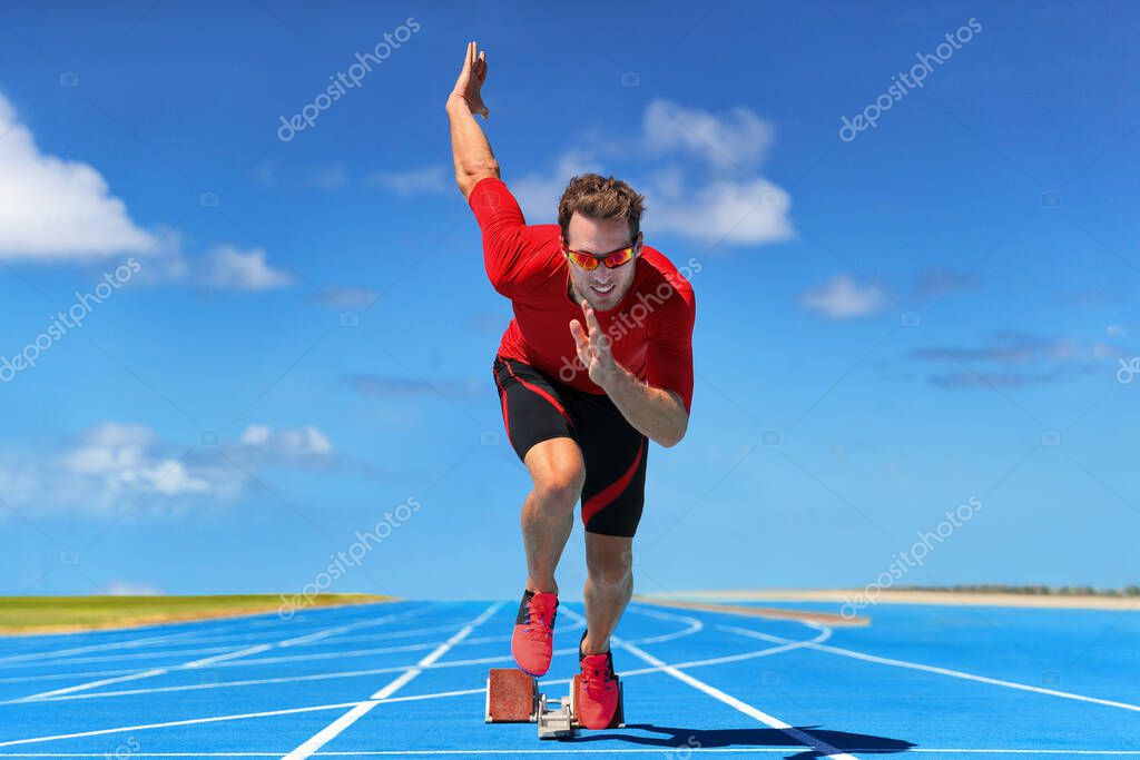 Atleta corredor que comienza a correr al inicio de la pista de carreras ...