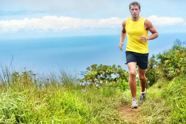 Homem correndo na estrada — Foto © Maridav #97354168