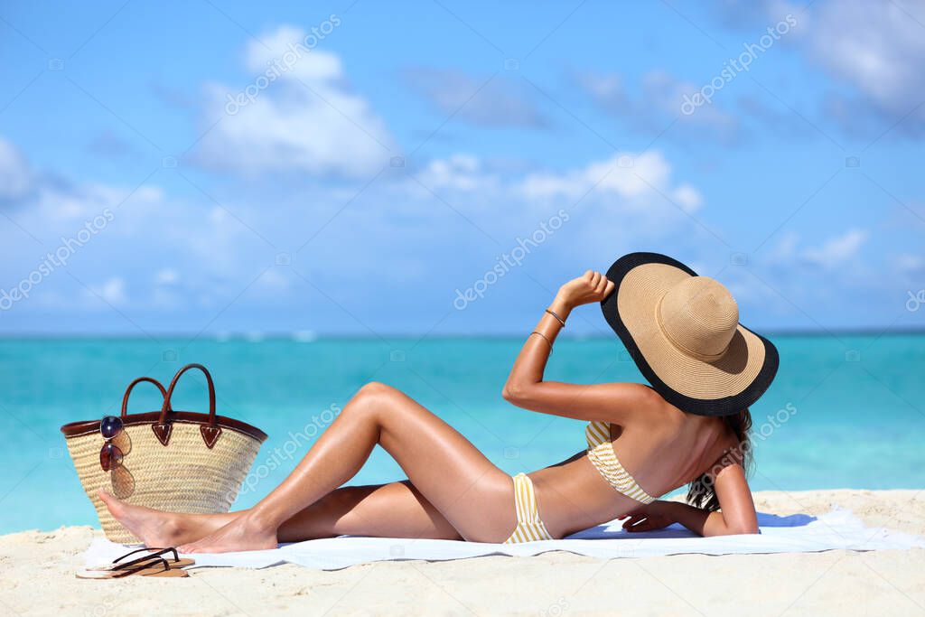 Sexy mujer bikini bronceado relajante en la playa. Concepto bronceado. Mujer adulta ...