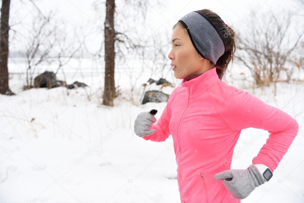 Runner trail running in cold winter snow Stock Photo by ©Maridav 97349298