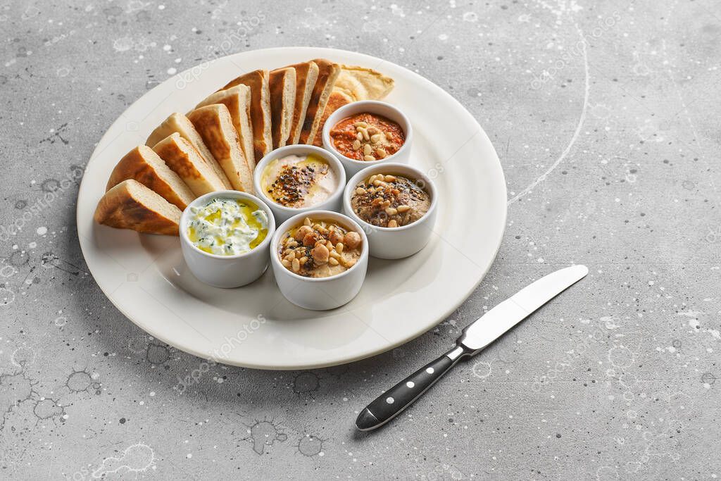 Snack mediterráneo engastado en una textura de piedra. Hummus ...