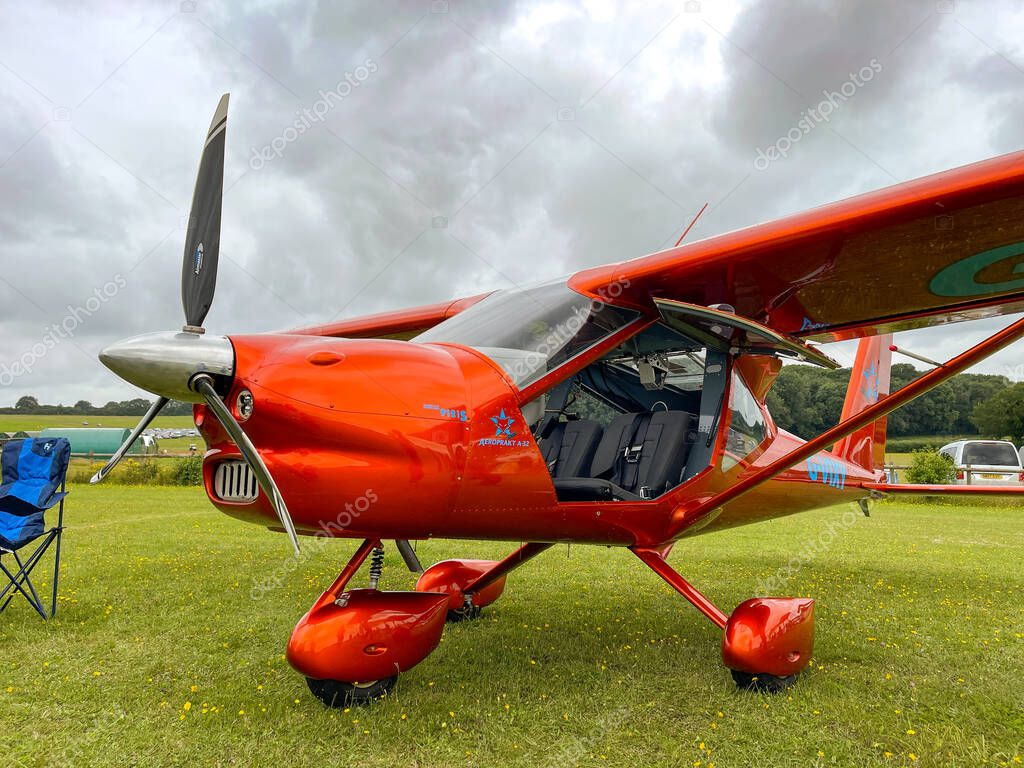 Popham, cerca de Basingstoke, Inglaterra - Agosto 2021: Aeroprakt A-32 ultra light aircraft. el ...