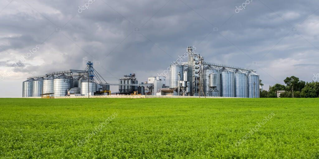 Moderno ascensor Granary y línea de limpieza de semillas. Silos de ...