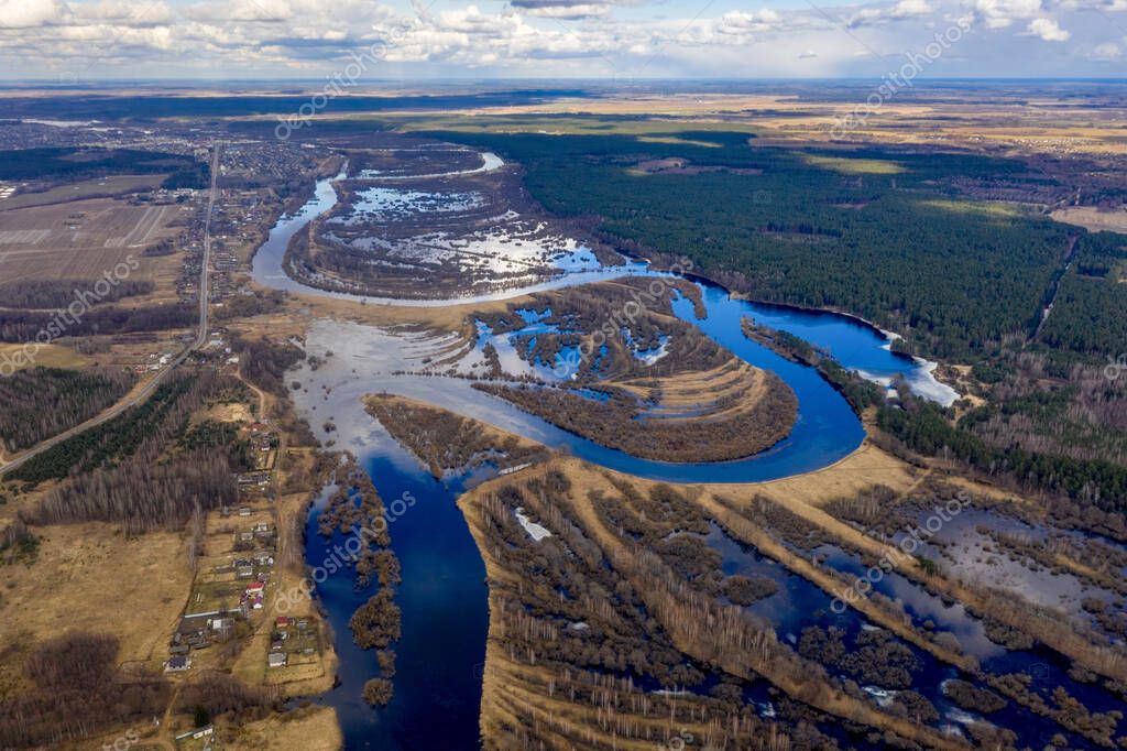 llanura de inundación - una parte de un valle del río situado por ...