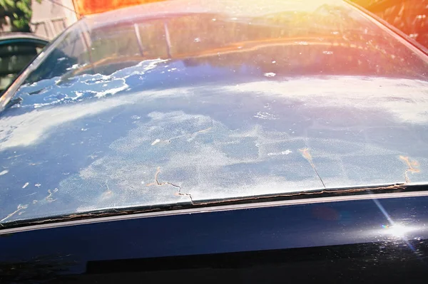 Reparaci n de carrocer a de coche de mala calidad. Barniz y pintura agrietados y pelados en el ...