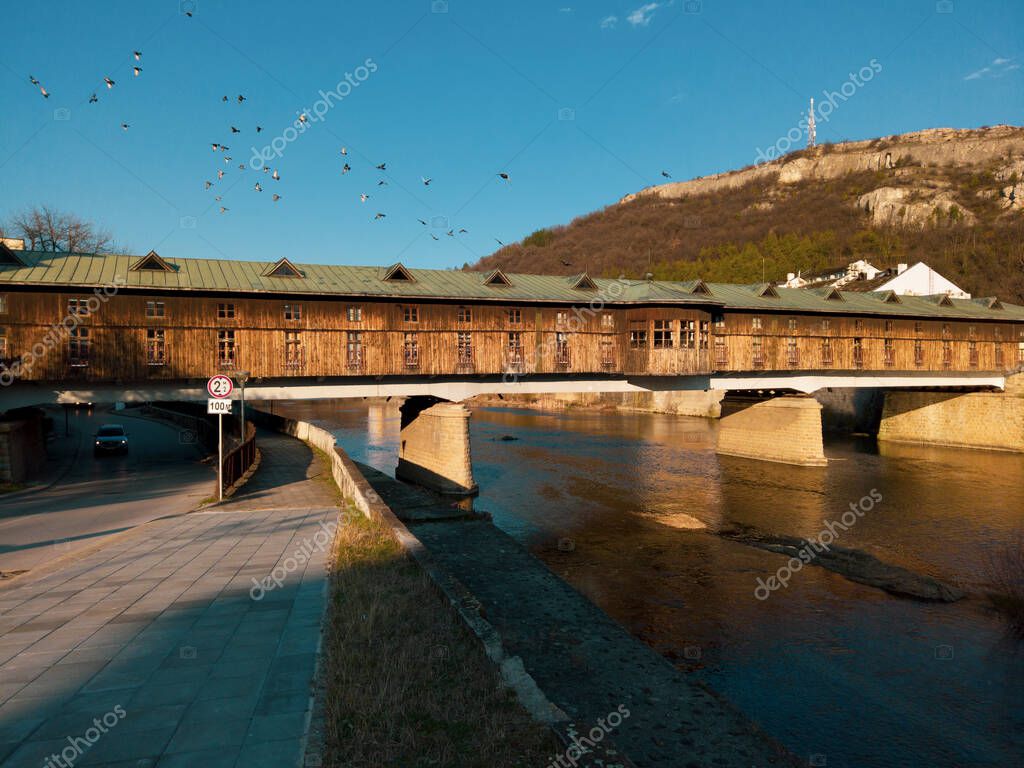 Cubierto de madera viejo puente en la ciudad tradicional de Bulgaria ...