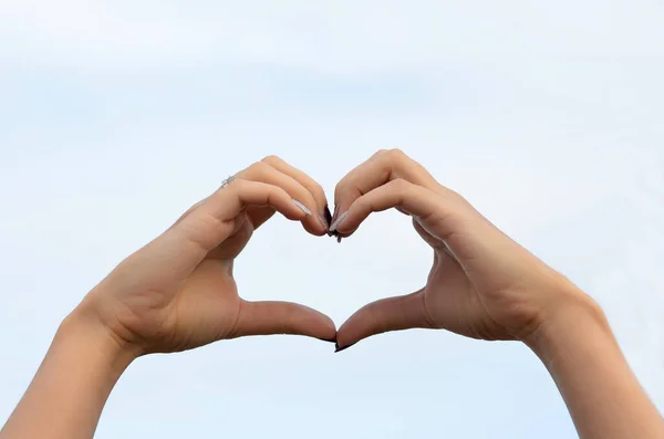 Manos haciendo corazon fotos de stock, imágenes de Manos haciendo ...