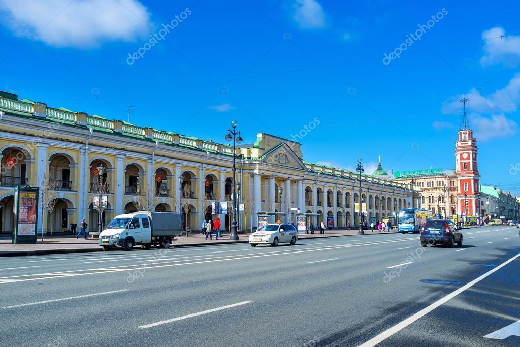 Caminando a lo largo de la perspectiva Nevsky 2025