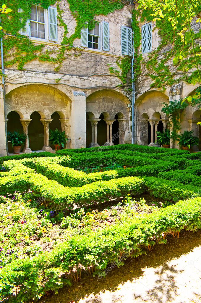 El jardín ornamental en el pequeño patio medieval del Monasterio de ...