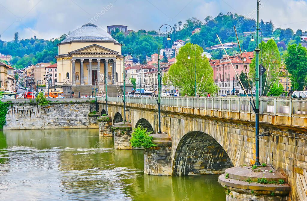 La vista del Puente Vittorio Emanuele I sobre el río Po y la rotonda ...