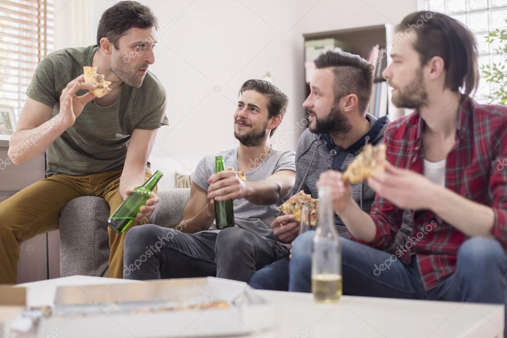 Hombres Comiendo Pizza Y Tomando Una Cerveza — Foto De Stock