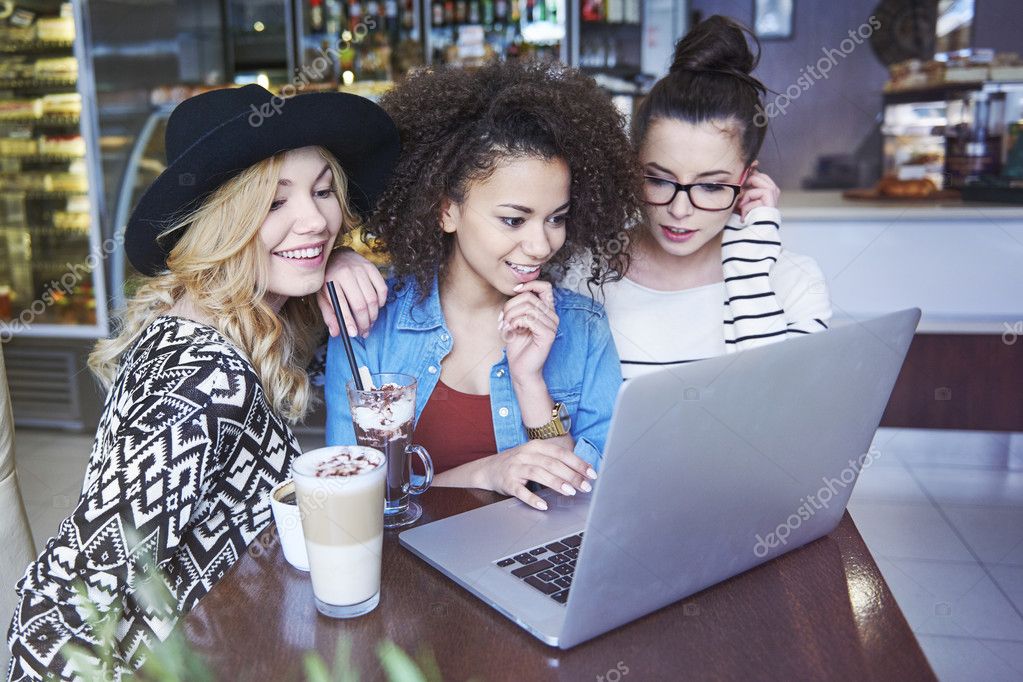 Group of friends using laptop — Stock Photo © gpointstudio #74498511