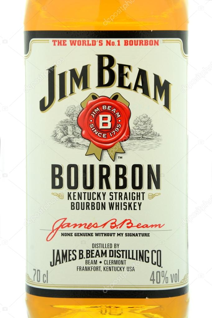 Whisky bourbon Jim Beam aislado sobre fondo blanco — Foto editorial de stock © DarioSz #71655983