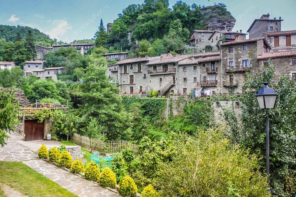 España, Cataluña. Rupit - un pequeño pueblo antiguo de piedra en el ...