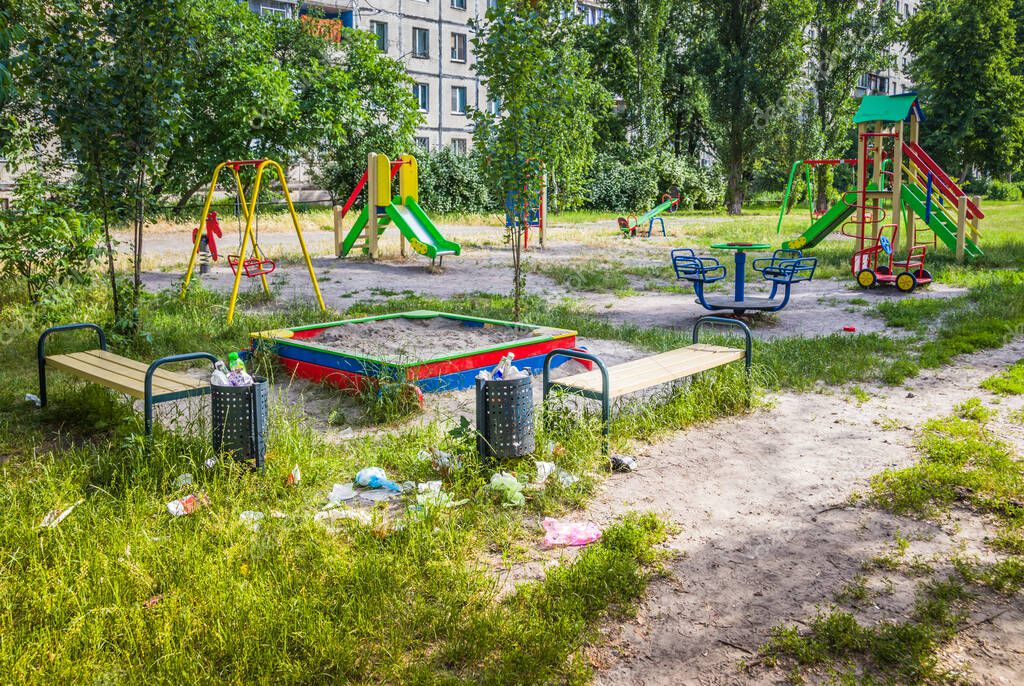 La basura está en un parque infantil en un día de verano. Basura ...