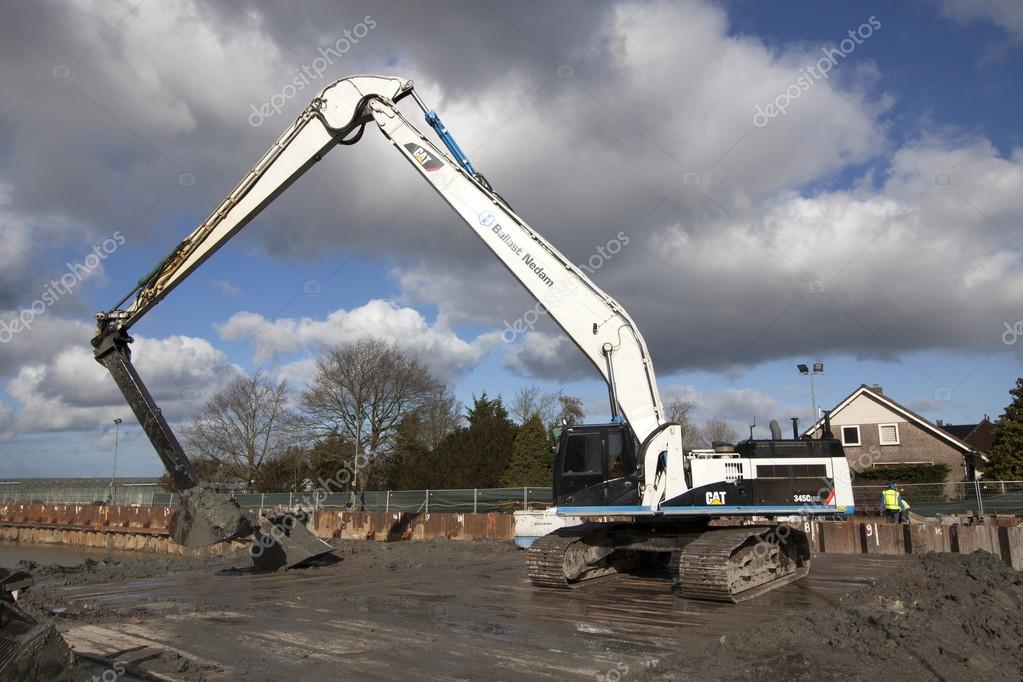 Heavy caterpillar crane – Stock Editorial Photo © Mauvries #107656524