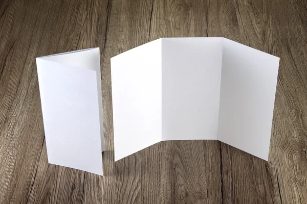 Folleto de papel plegable blanco en blanco: fotografía de stock ...