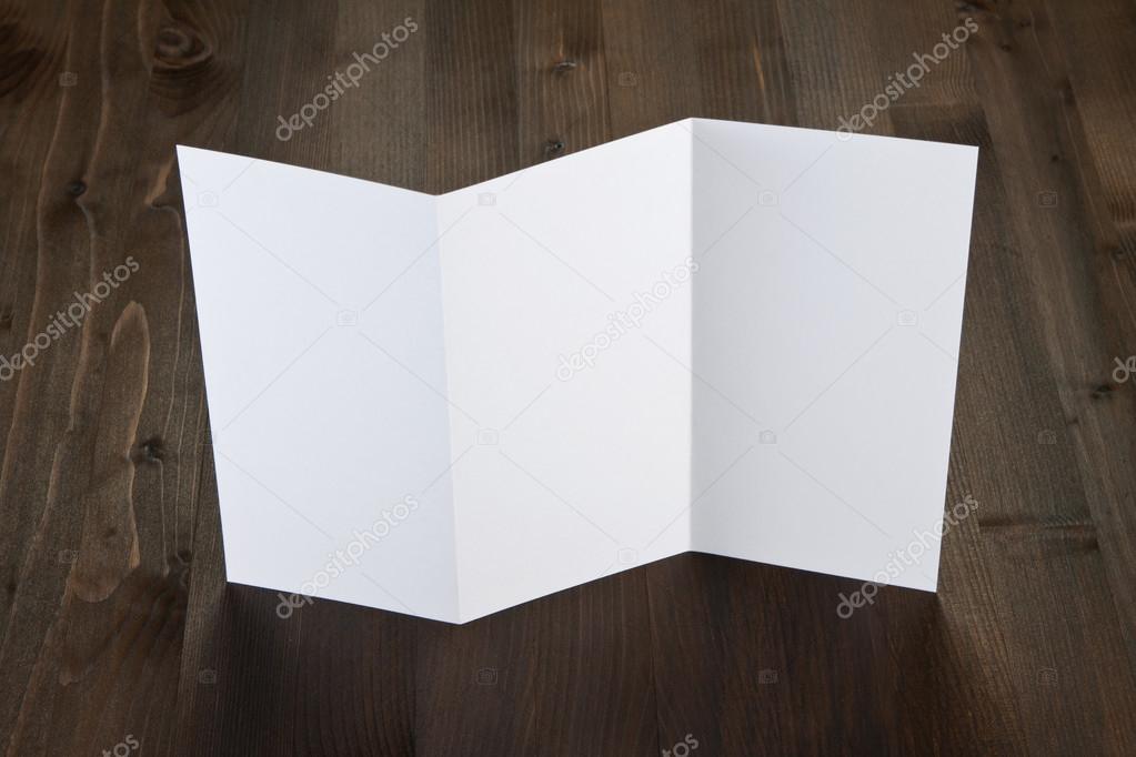 Folleto de papel plegable blanco en blanco: fotografía de stock ...