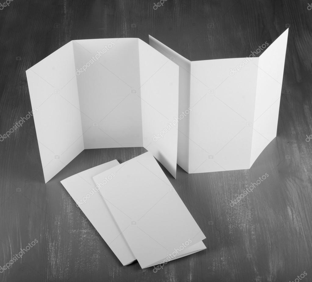 Folleto de papel plegable blanco en blanco 2024