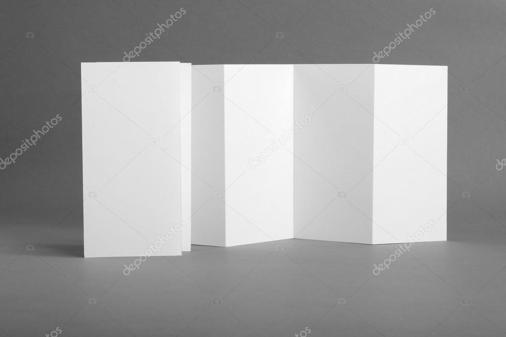 Folleto de papel plegable blanco en blanco: fotografía de stock ...