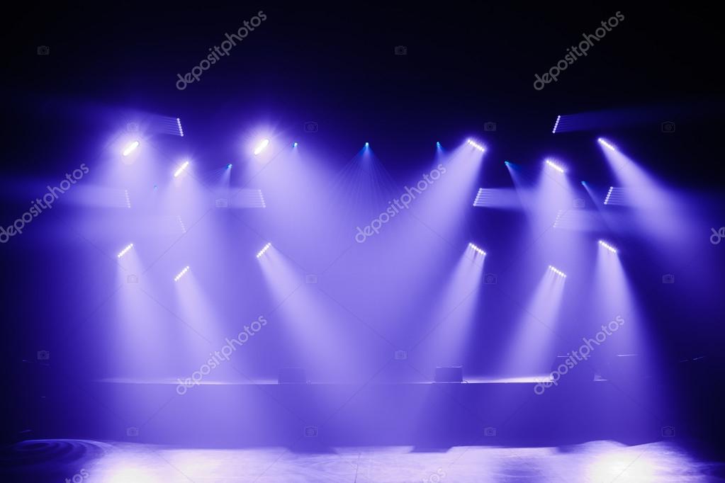 Focos en un escenario vacío 2024