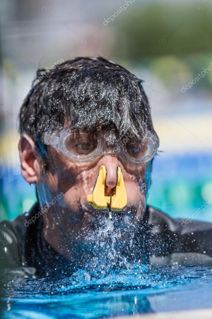 Freediver Finalización de un rendimiento de apnea estática después de ...