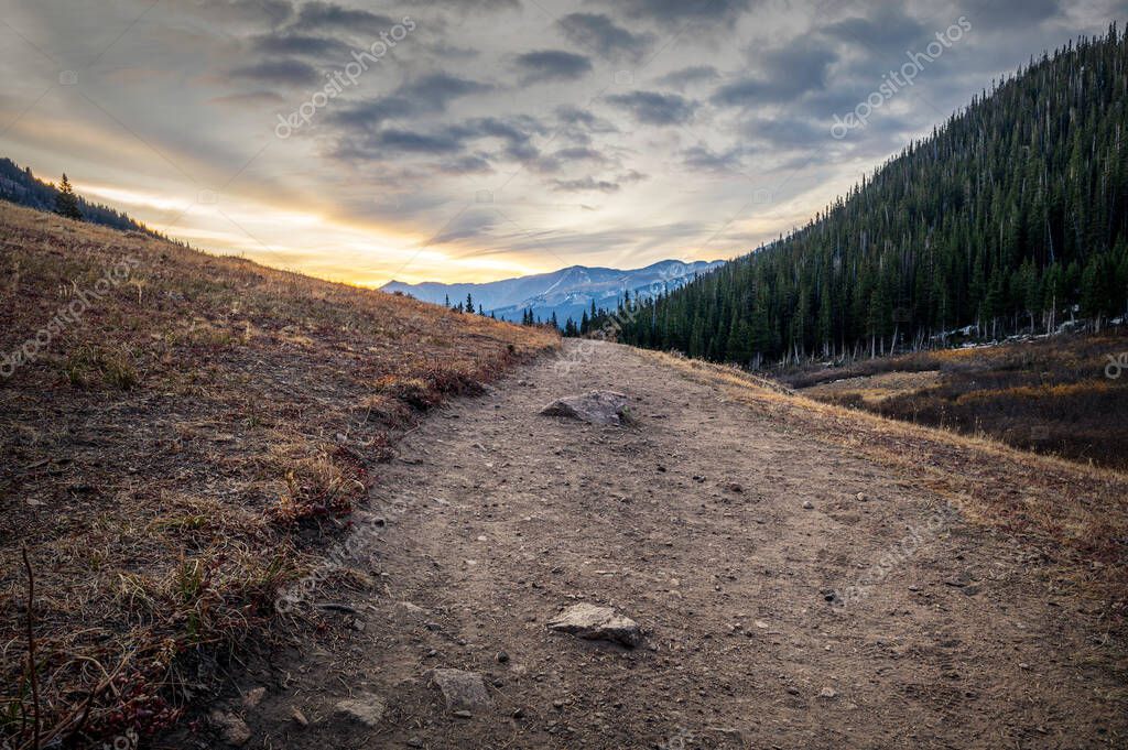 Salida del sol sobre altos picos de elevación con el sendero Herman ...