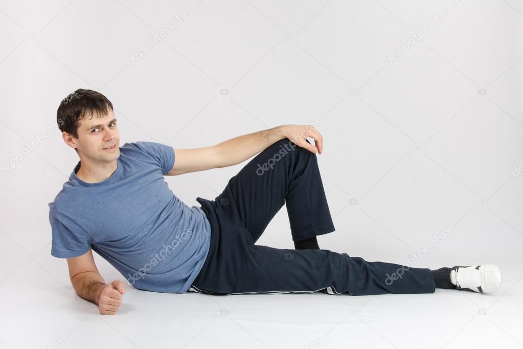 Atleta descansando reclinado después de complejo de ejercicios 2023