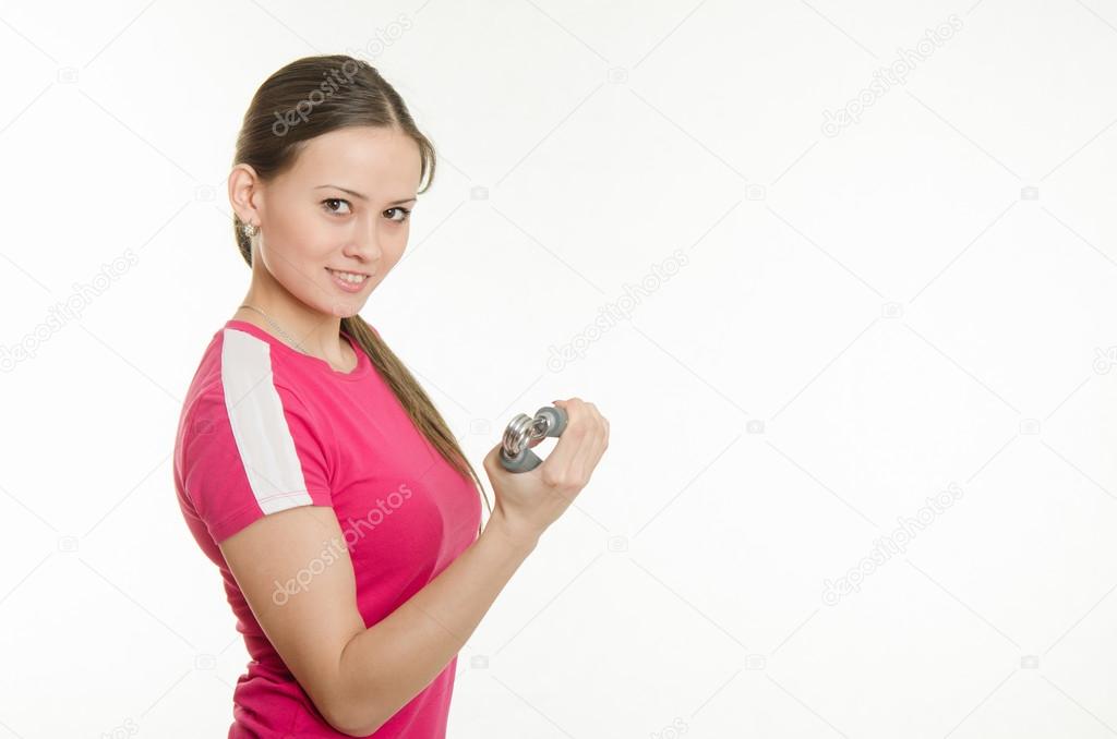Hermosa atleta femenina flexionando los músculos de los expansores de ...