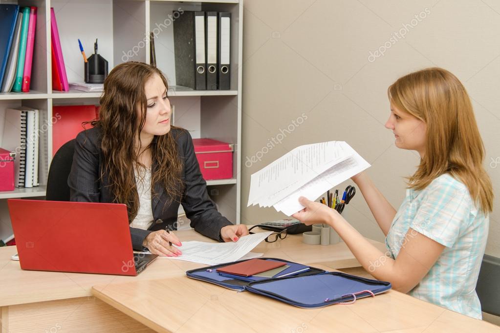 La queja del cliente insatisfecho muestra el jefe de la empresa ...