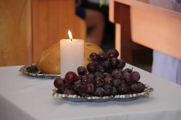 Ofrendas que constan de pan, uva y luz, lo cual es usado como parte del ...