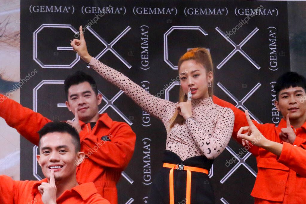 La cantante y actriz taiwanesa Emma Wu o Gui Gui actúa en el escenario ...