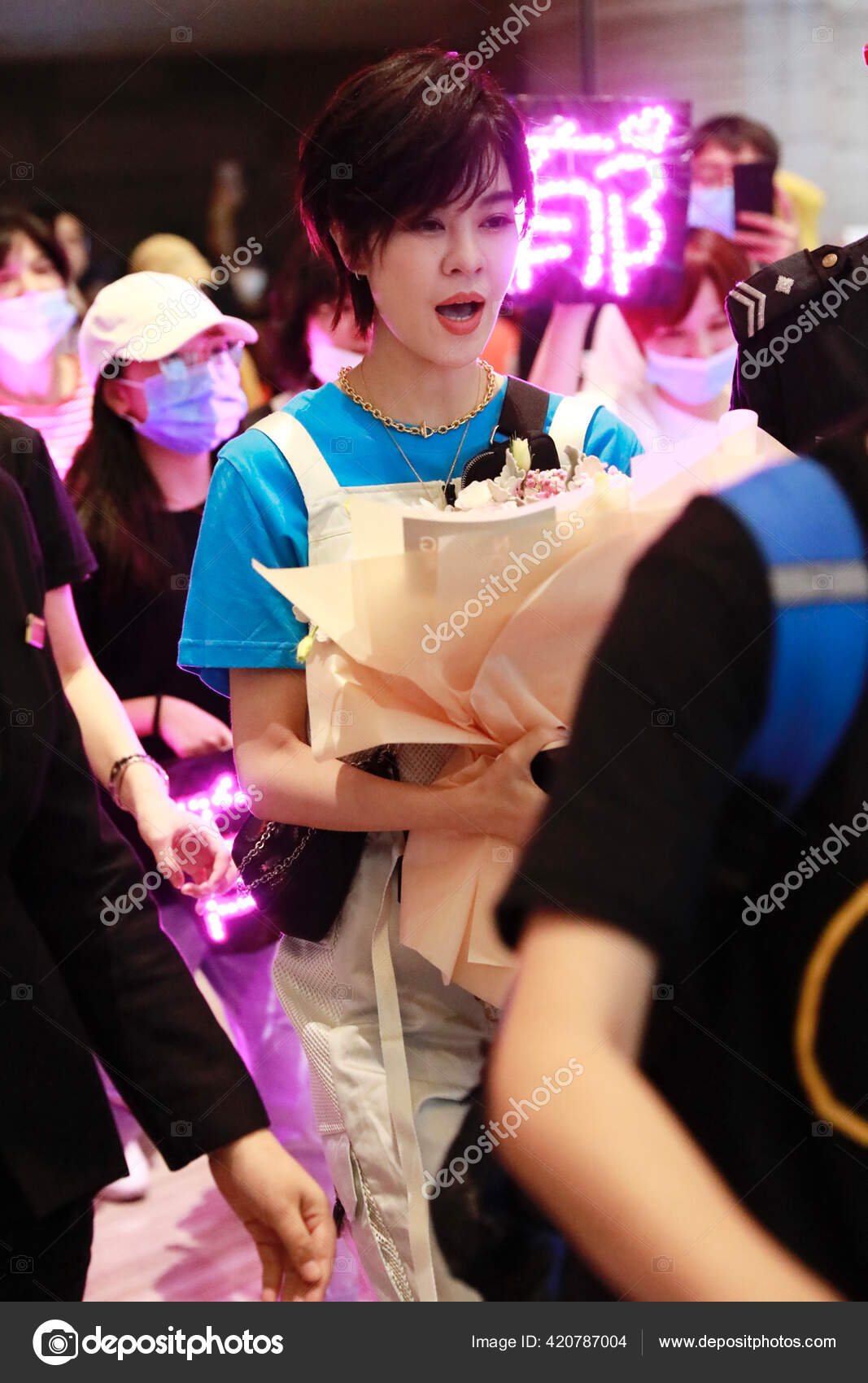 Chinese Singer Kewei Yisa Seen Recording Venue Variety Show Sisters ...