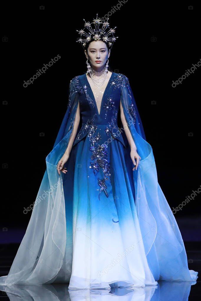 La actriz, cantante y modelo china Zhang Xinyu asiste al desfile de ...
