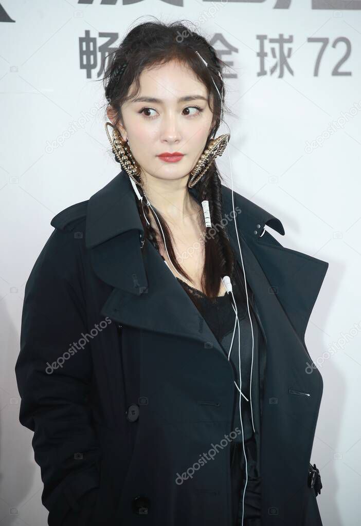 La actriz y cantante china Yang Mi representa a la compañía de ropa ...