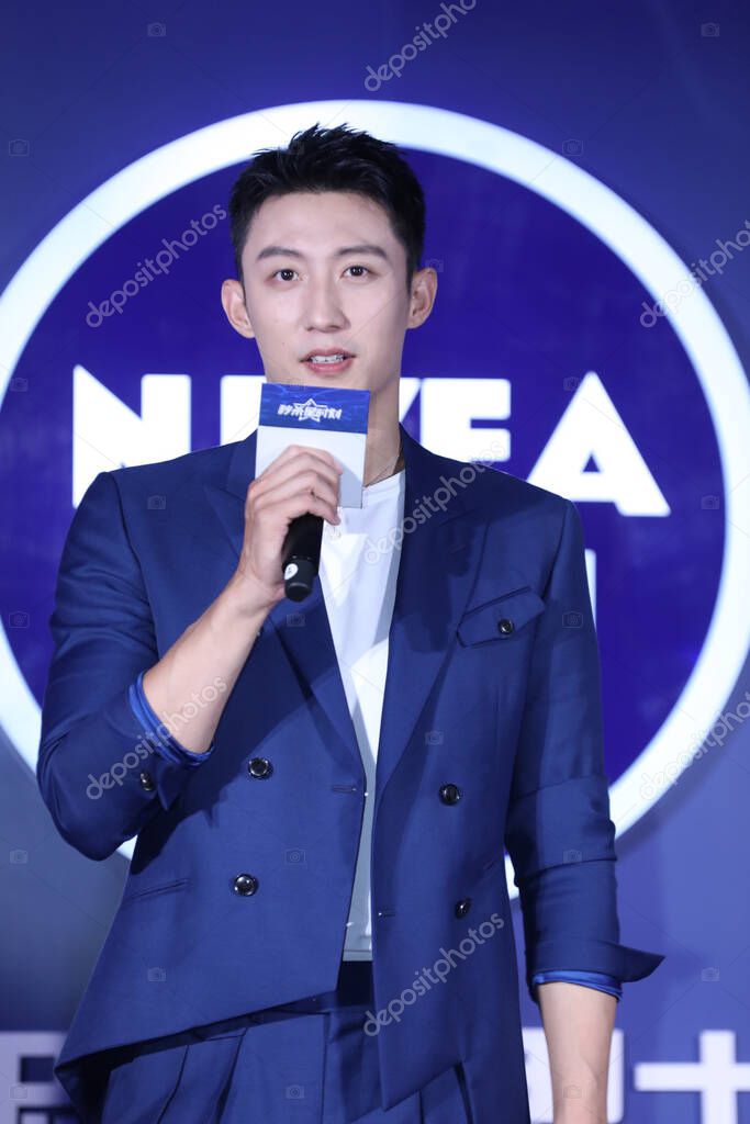 El actor y modelo chino Johnny Huang asiste a la actividad comercial de NIVEA en Shanghai, China ...