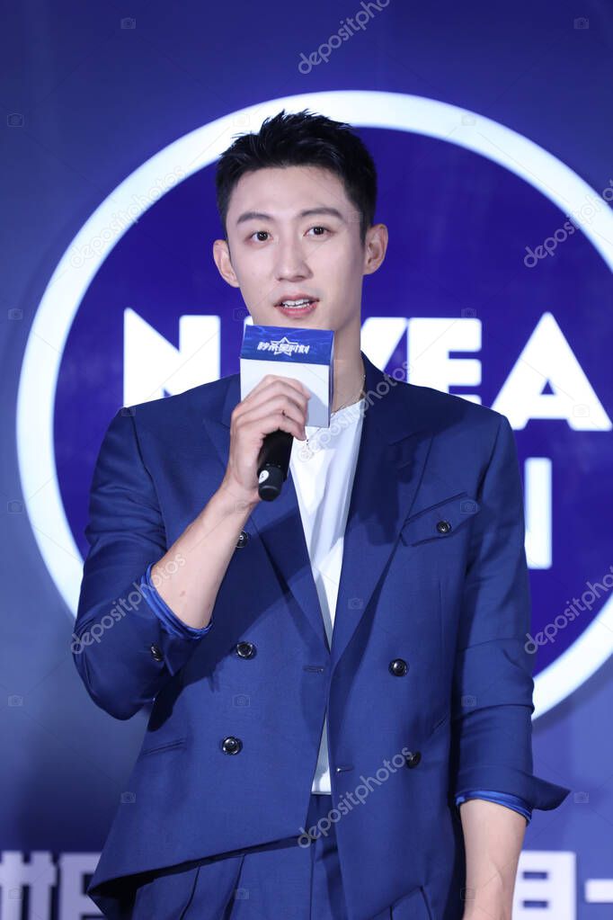 El actor y modelo chino Johnny Huang asiste a la actividad comercial de ...