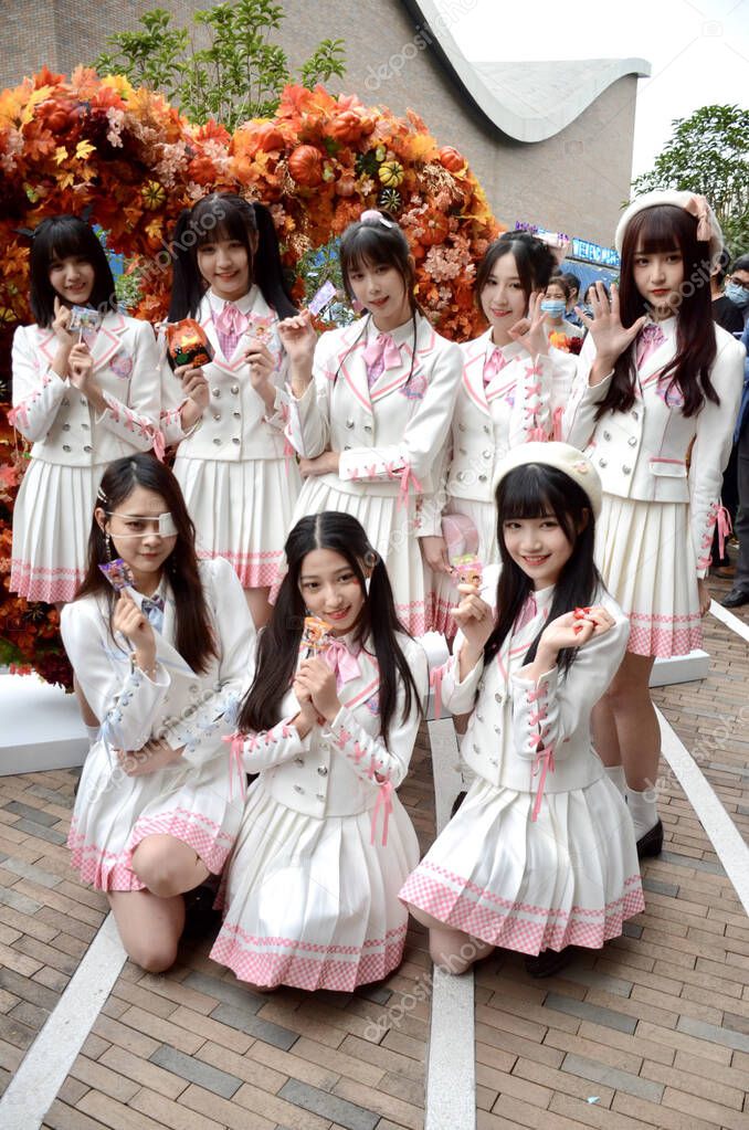 El grupo de ídolos japoneses AKB48 aparece en un mercado de Halloween ...