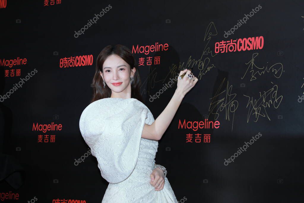 La actriz china Jin Chen, también conocida como Gina Jin, asiste al evento de moda Cosmo en ...