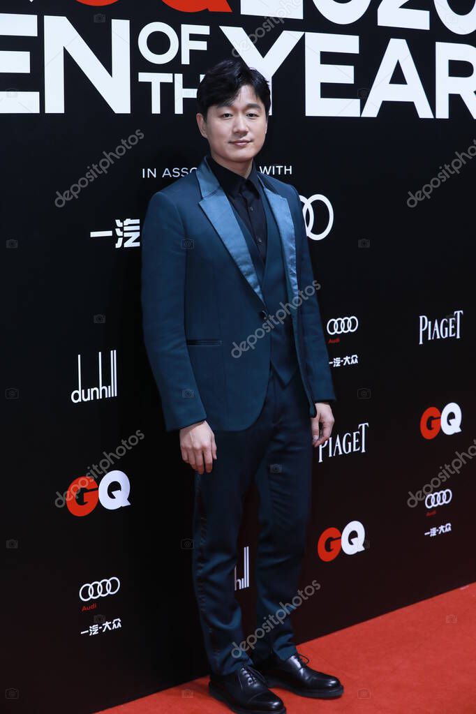 El actor y cantante chino Tong Dawei aparece en traje azul profundo en ...